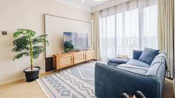 Apartamento, 1 quarto, acessível | Sala | Livros