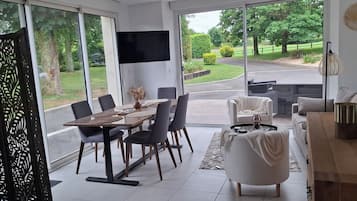 Casa conforto, vista para o jardim | Área de estar