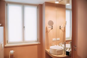 Quarto casal superior, vista para o lago | Banheiro | Chuveiro, produtos de toalete grátis, secador de cabelo, chinelos