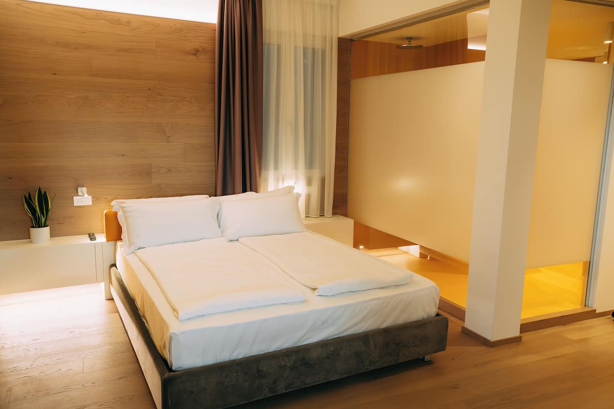 Quarto casal luxo, vista para o lago | Cofres nos quartos, espaço de trabalho para notebook, cortinas blackout
