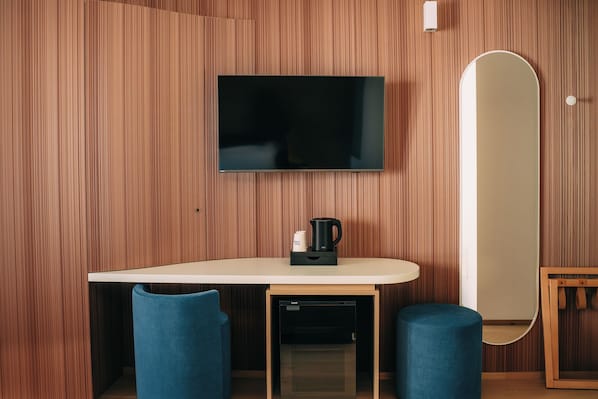 Quarto casal superior, vista para a cidade | Cofres nos quartos, espaço de trabalho para notebook, cortinas blackout