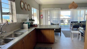 Casa de Luxo, 3 quartos, vista para o oceano | Cozinha privada | Uma cafeteira/bule, uma chaleira elétrica, uma torradeira