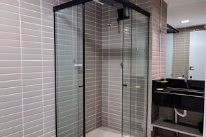 Apartamento | Banheiro | Chuveiro, secador de cabelo, toalhas de banho, sabonete
