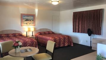 Quarto Standard, 2 camas queen-size, não fumadores | Secretária, ferro/tábua de engomar, Wi-fi grátis