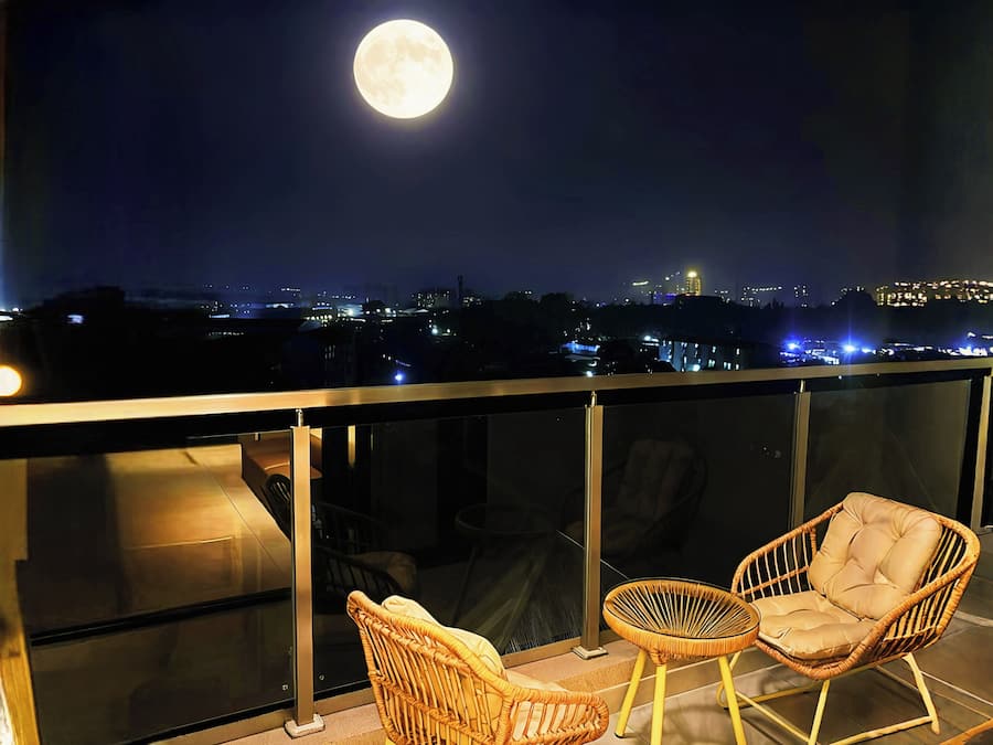 Quarto solteiro empresarial, 1 cama King, vista para a cidade | Terraço/pátio