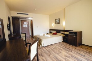 Quarto casal ou duplo standard, sacada | Wi-Fi de cortesia