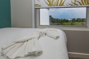 Quarto, 1 cama de casal, polibã adaptado para cadeiras de rodas, varanda | Cortinas/cortinados opacos, Wi-fi grátis