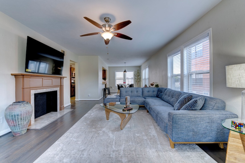 A Serene 2-bedroom Home With Private Fence And Gate In Vibrant Houston - Houston, TX