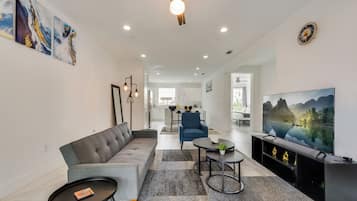 Apartamento, várias camas | Área de estar | Smart TV 58 polegadas com canais digitais, Netflix, Hulu