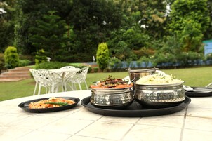 Pequeno-almoço tipo buffet diário (400 INR por pessoa) 