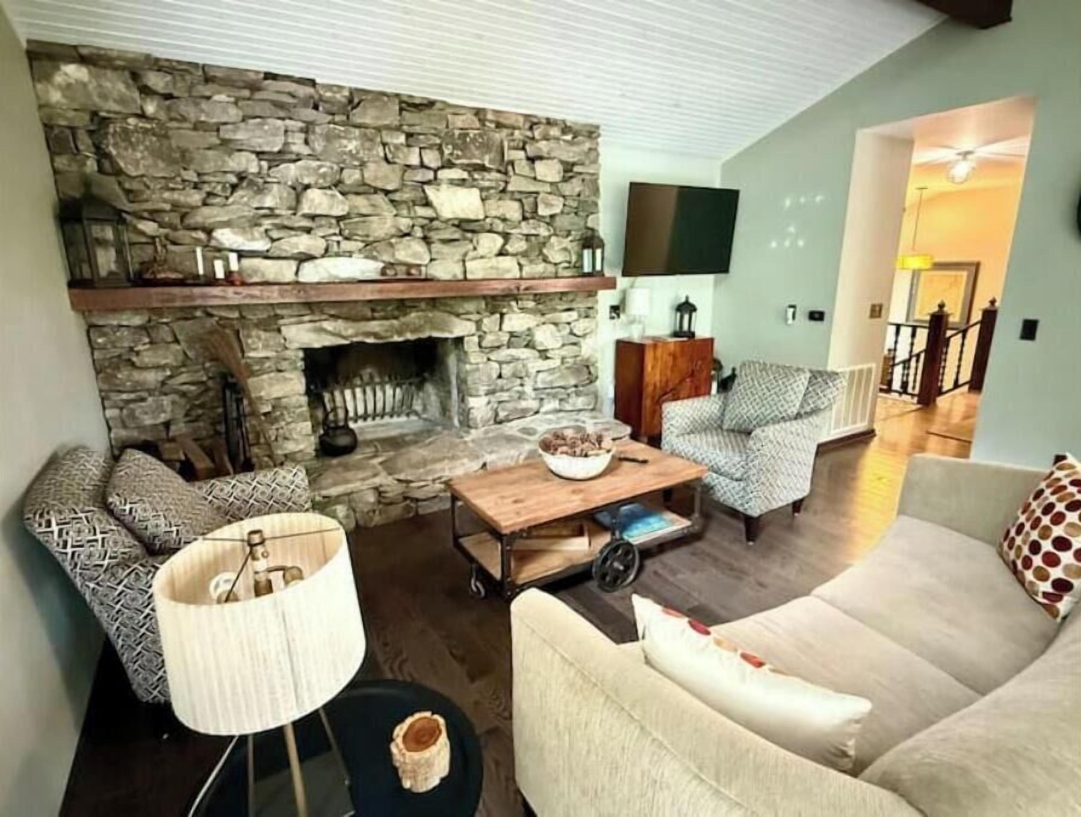 Mins To Hendersonville\\deck Views\\grill\\fireplace - Hendersonville, NC