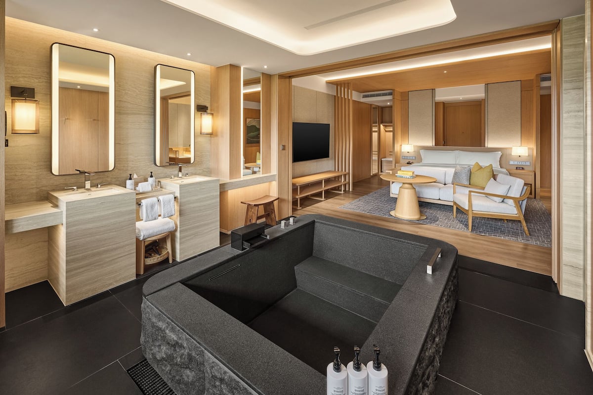 Roupa hipoalergénica, minibar, cofre no quarto