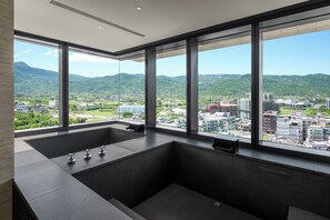 Quarto Premium, 1 cama king-size | Casa de banho | Um polibã e uma banheira separados, banheira de água mineral