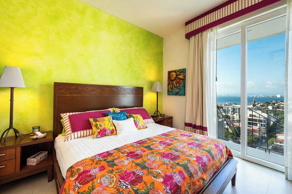 Vestrella Penthouse! Luxury 2800 sq ft/3bd/3bth Ocean views, walk to ...