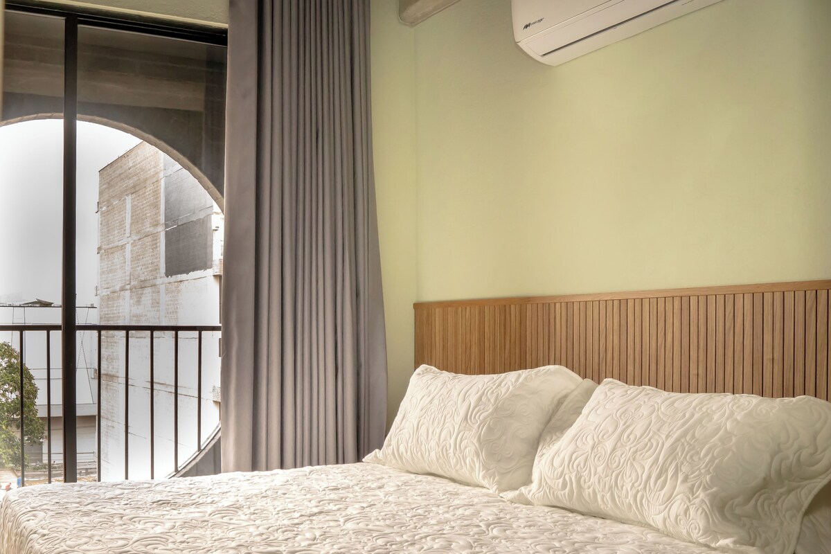 Apartamento superior | Cofres nos quartos, escrivaninha, cortinas blackout, Wi-Fi de cortesia
