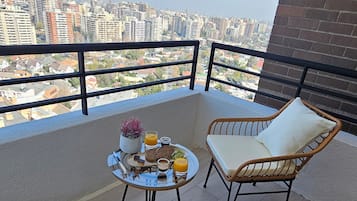 Apartamento de Luxo, 2 quartos, Vista para a cidade | Roupa de alta qualidade, edredões de penas, camas de colchão pillowtop