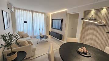Apartamento de Luxo, 2 quartos, Vista para a cidade | Sala de estar | Smart TV de 55 de polegadas com canais digitais, Netflix, filmes pagos