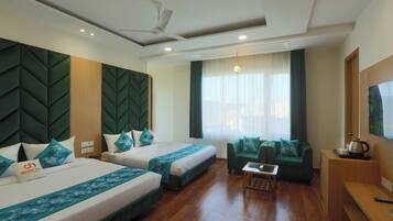 Quarto Quádruplo Deluxe, Vista para a cidade | Cofre no quarto, secretária