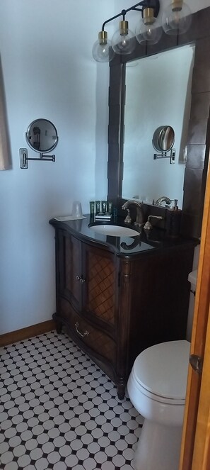 Quarto exclusivo | Cortinas blackout, ferros/tábuas de passar roupa, Wi-Fi de cortesia