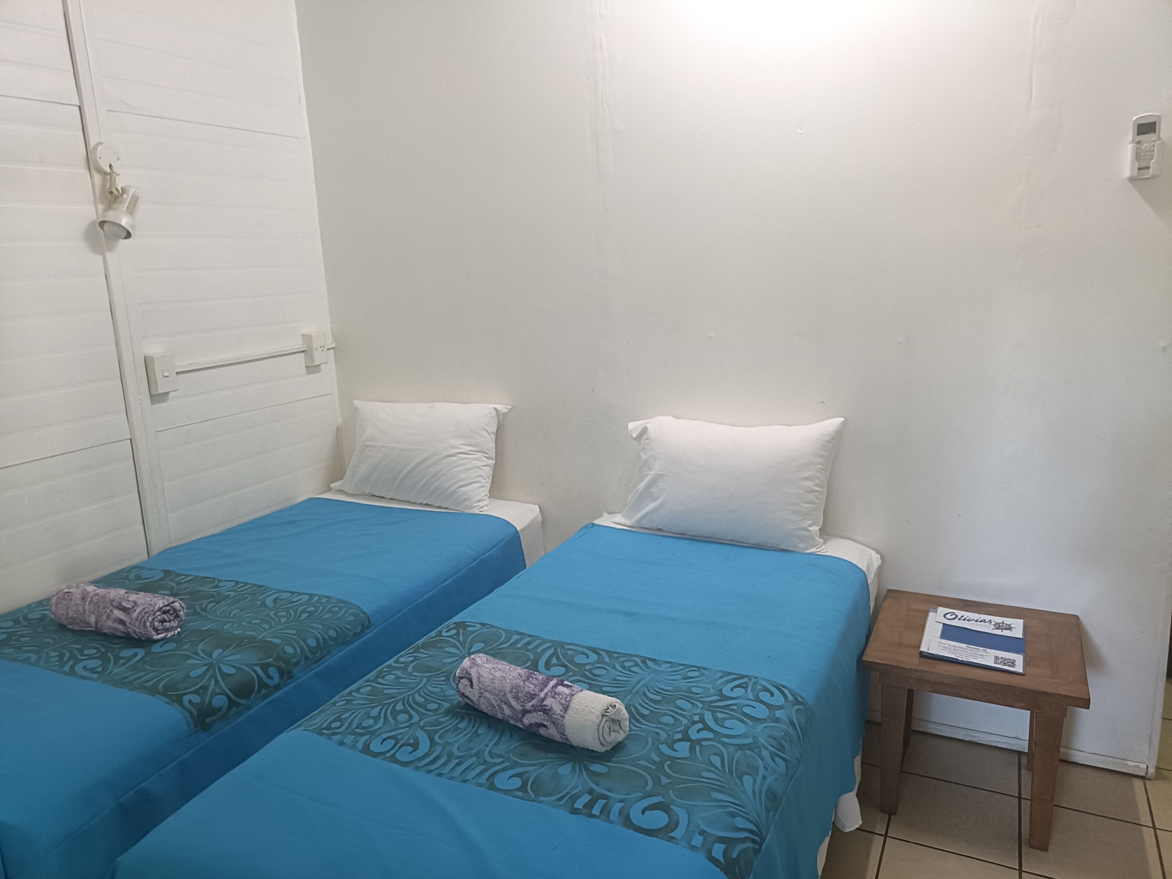 Ferro/tábua de engomar, roupa de cama fornecida 