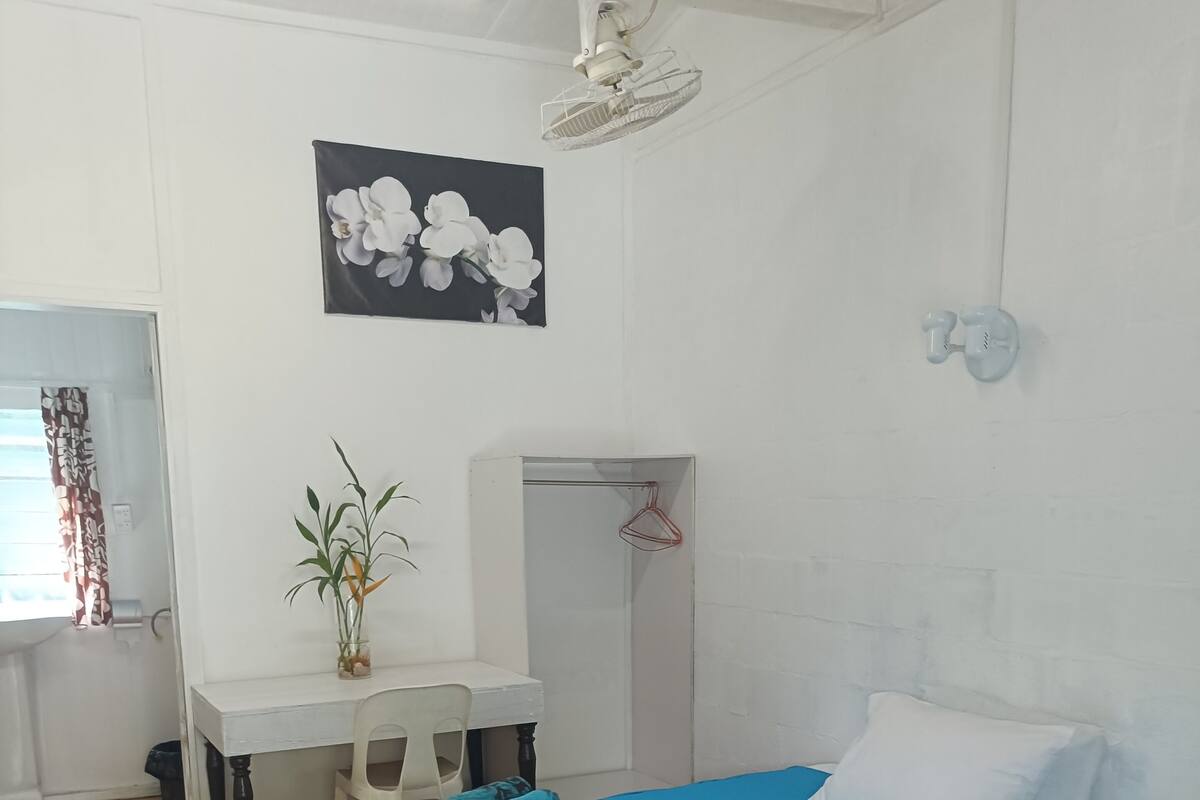 Quarto casal clássico, vista para o jardim | Escrivaninha, espaço de trabalho para notebook