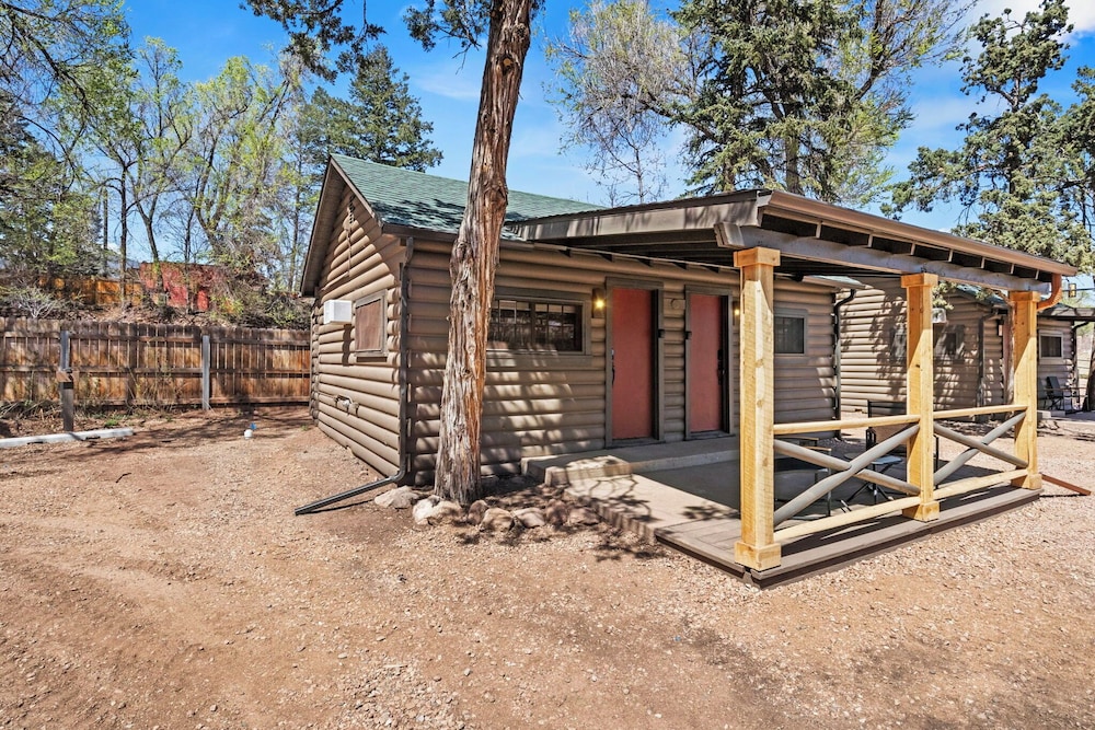 Timber Lodge Cabin 3 - Colorado Springs, CO