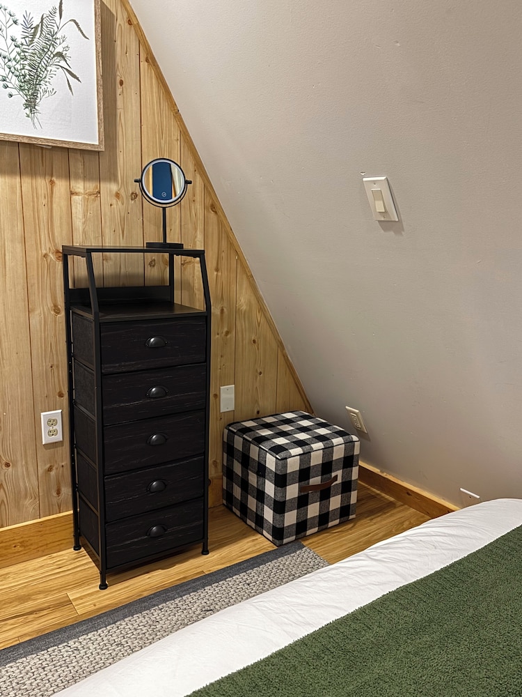 Cozy 2-bedroom tiny cabin with roomy loft, AC, and fire pit near Bryce ...