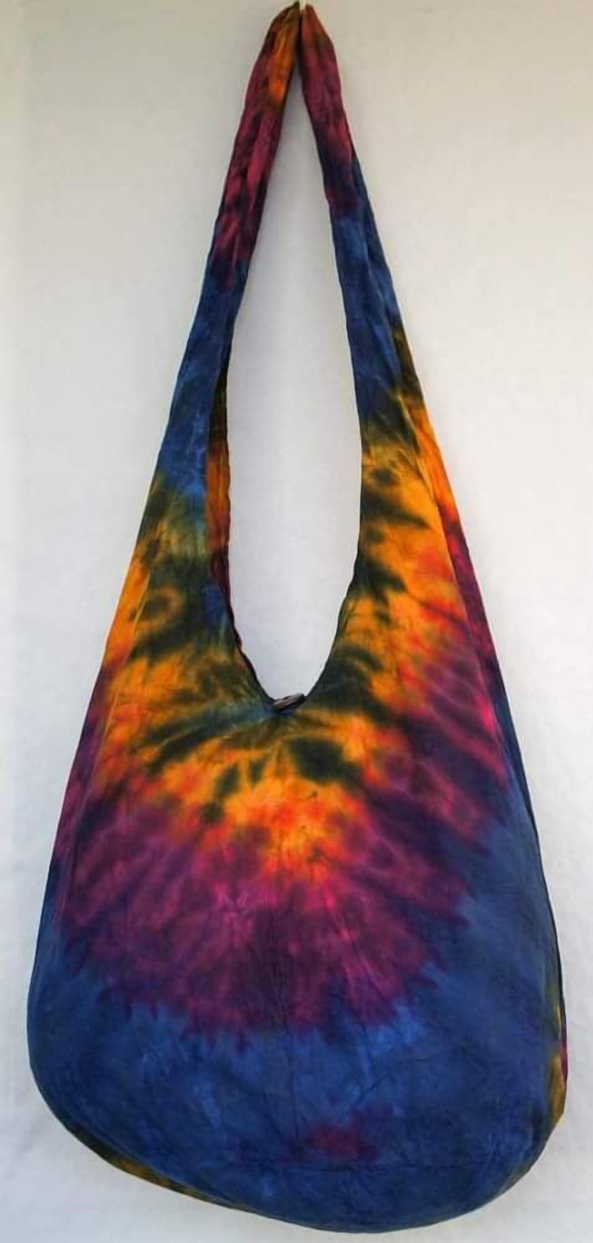 Uma bolsa vibrante com padrão tie-dye.
