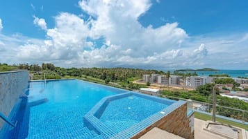 Piscina no piso superior