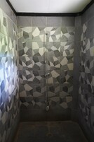 Quarto Duplo Familiar, varanda, vista para o oceano | Casa de banho | Um polibã, sabão, champô, papel higiénico 
