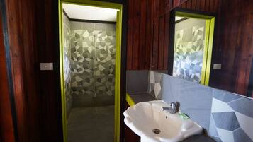 Quarto Duplo Familiar, varanda, vista para o oceano | Casa de banho | Um polibã, sabão, champô, papel higiénico