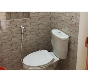 Quarto Duplo Deluxe | Casa de banho | Um polibã, artigos de higiene pessoal grátis, um bidé
