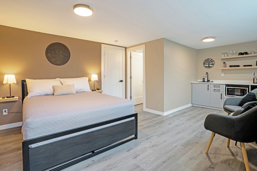 Luxury Suite Located Downtown Kelowna Minutes Away From The Beach With Patio - ケロウナ