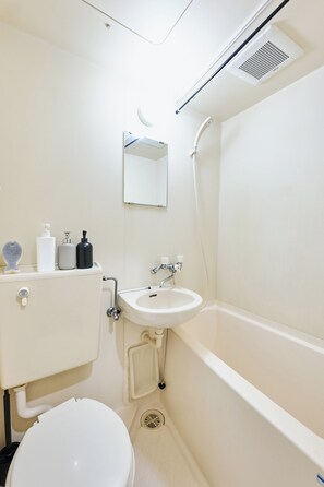 Apartamento básico, vista para a cidade | Banheiro | Chinelos 