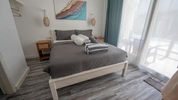 Quarto casal, vista para a piscina | Camas com colchões pillow-top, Wi-Fi de cortesia, roupa de cama