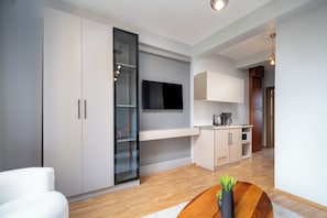 Apartamento Clássico em Condomínio Fechado, 1 quarto, serviço de limpeza e arrumação | Sala de estar | Televisor LED de 85 cm com canais digitais
