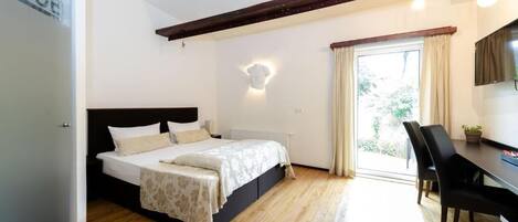 Quarto casal conforto, para não fumantes | Escrivaninha, espaço de trabalho para notebook, Wi-Fi de cortesia