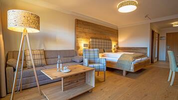 Quarto Duplo Superior, vista parcial para o lago | Roupa hipoalergénica, cofre no quarto, secretária