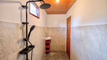 Quarto luxo, varanda, vista para a montanha | Banheiro | Banheira e chuveiro separados, chuveiro com efeito de chuva