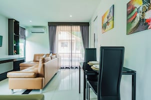 Studio Suite with Kitchenette | Área de estar | Smart TV 32 polegadas com canais via satélite