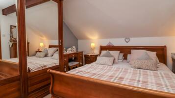 2 quartos, com decoração personalizada, com mobília individualizada