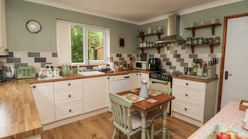 Uma máquina de lavar louça, utensílios de cozinha