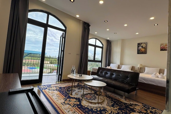 Quarto Quádruplo Superior, varanda, vista para o jardim | Secretária, Wi-fi grátis, roupa de cama fornecida