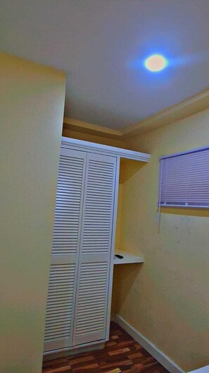 Apartamento Deluxe | Cortinas/cortinados opacos, ferro/tábua de engomar, Wi-fi grátis 