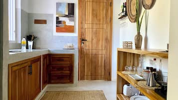 Vila superluxo, 2 quartos, varanda, vista para o jardim | Cozinha privada | Geladeira grande, cooktop, máquina de café expresso, cafeteira/chaleira