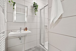 Apartamento Comfort | Casa de banho | Um polibã, artigos de higiene pessoal grátis, um secador de cabelo 