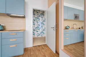Apartamento urbano | Cozinha privada | Geladeira, micro-ondas, fogão, cooktop