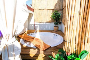 Quarto Duplo Romântico, banheira, Vista para a cidade | Terraço/pátio interior