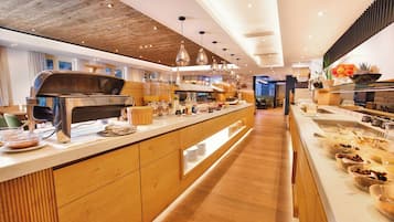 Café da manhã com buffet grátis todos os dias