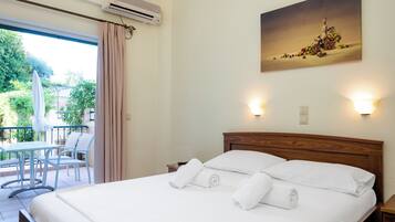 Apartamento, varanda, vista para o jardim | Cofre no quarto, ferro/tábua de engomar, Wi-fi grátis